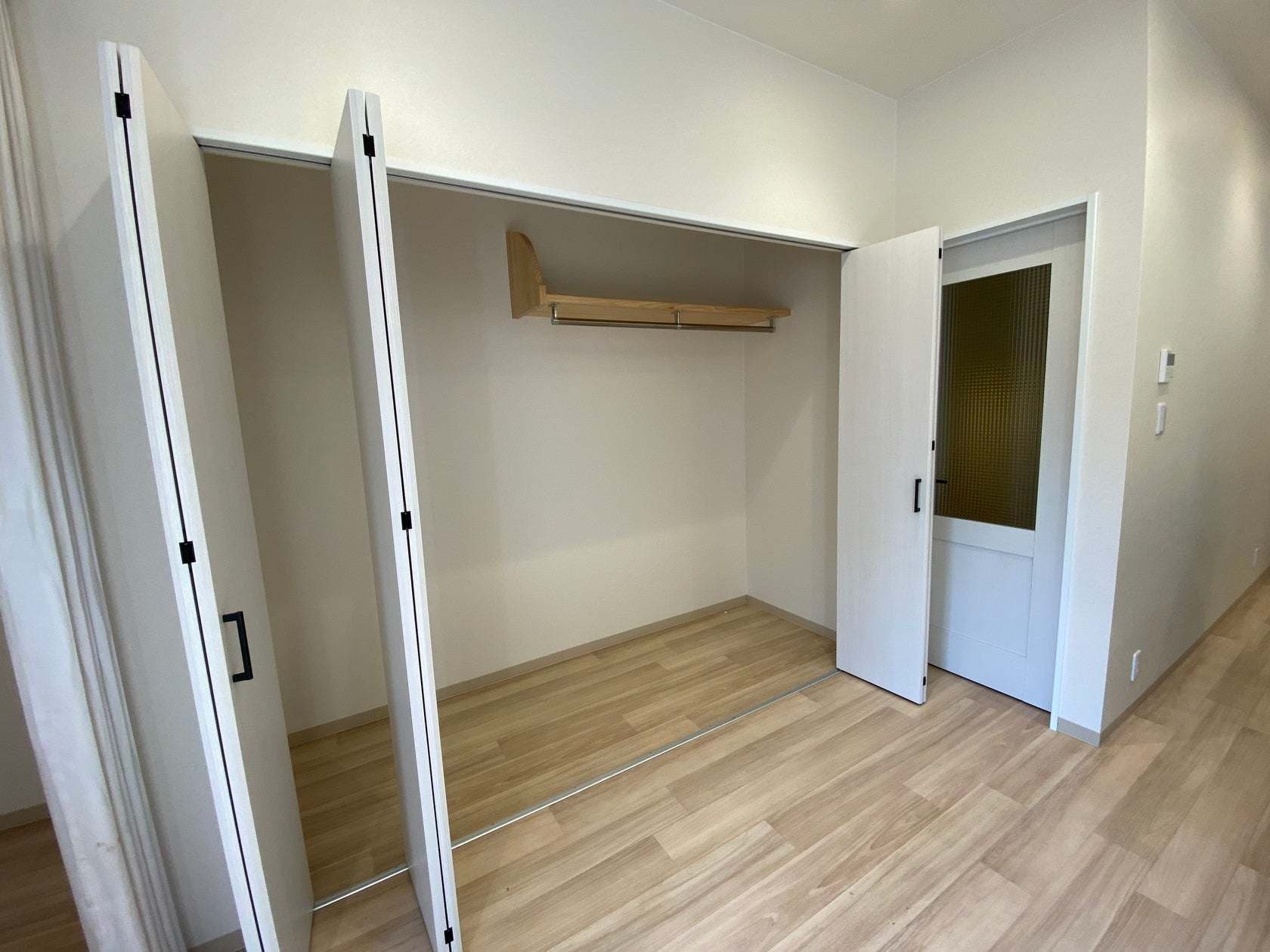 前日予約OK！ 観光通電停から徒歩２分、 近隣にコンビニ、飲食店もあり利便性は抜群。大きな鏡、フリードリンクバーも完備の写真6