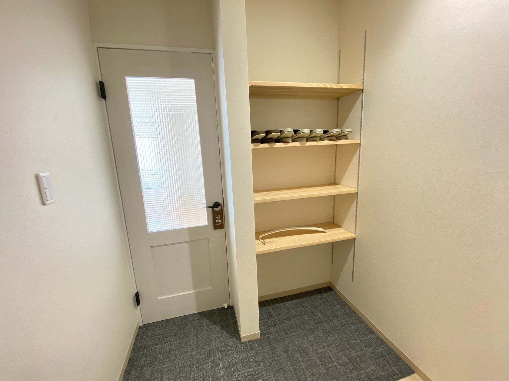 前日予約OK！ 観光通電停から徒歩２分、 近隣にコンビニ、飲食店もあり利便性は抜群。大きな鏡、フリードリンクバーも完備の写真8