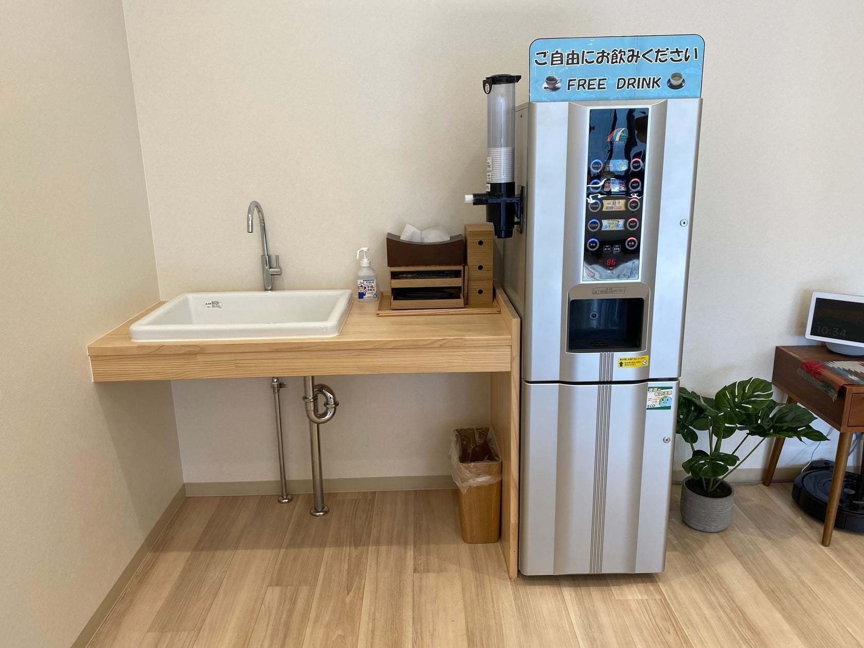 前日予約OK！ 観光通電停から徒歩２分、 近隣にコンビニ、飲食店もあり利便性は抜群。大きな鏡、フリードリンクバーも完備の写真9