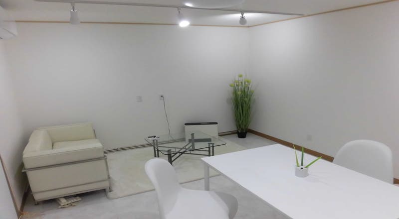 あらゆる用途に．．セルフ写真館にも。白基調のお部屋　※無料駐車場付き