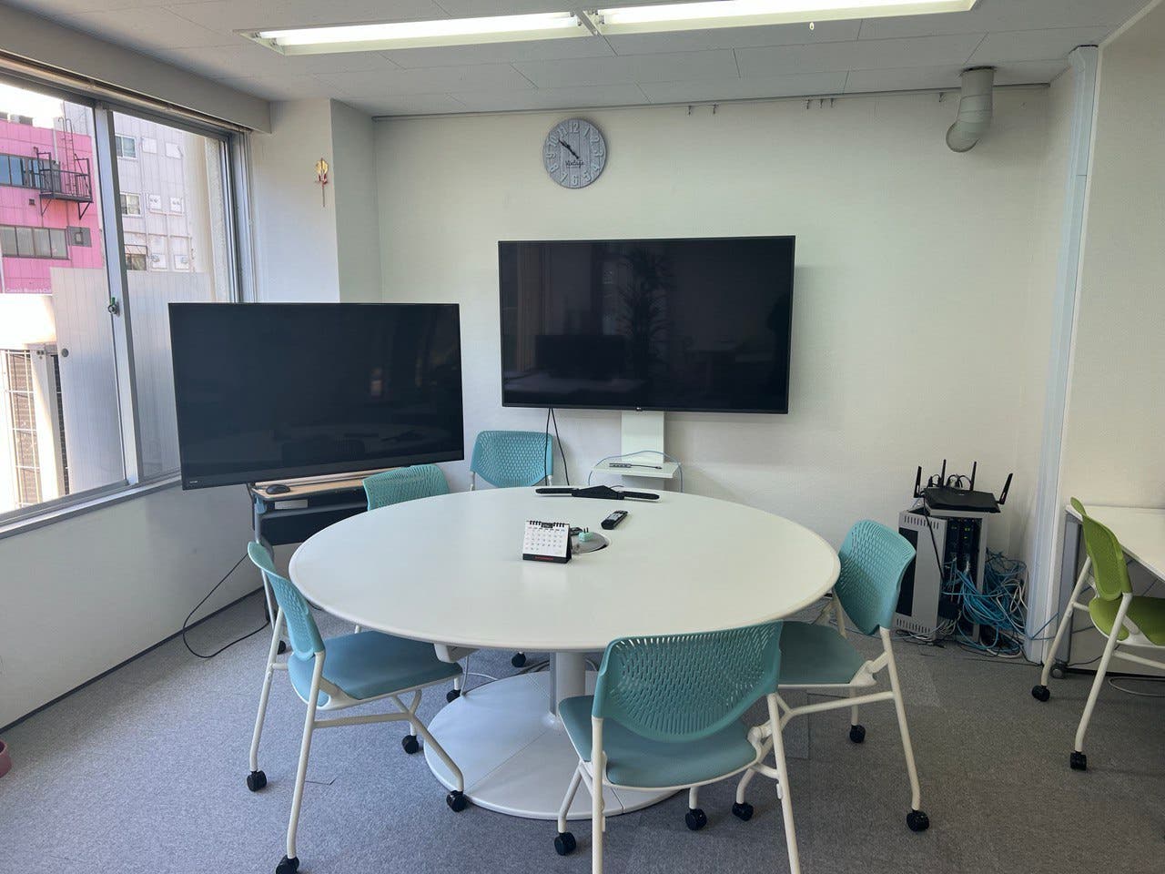 【八丁堀・茅場町】事前見学OK!前日搬入OK！セミナーやハッカソン、イベントで利用できる東京駅から徒歩15分の会議室の写真3