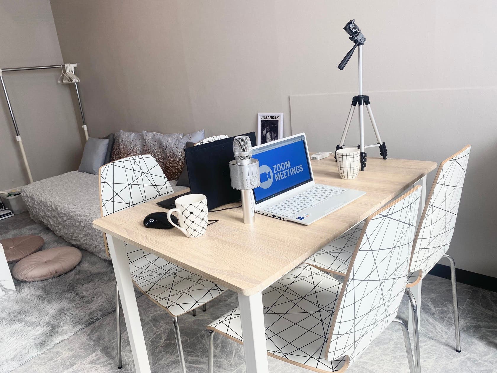 ≪シルビア駅前≫高速WIFI/大型モニター/120インチスクリーン/各種充電器/完全個室の写真1