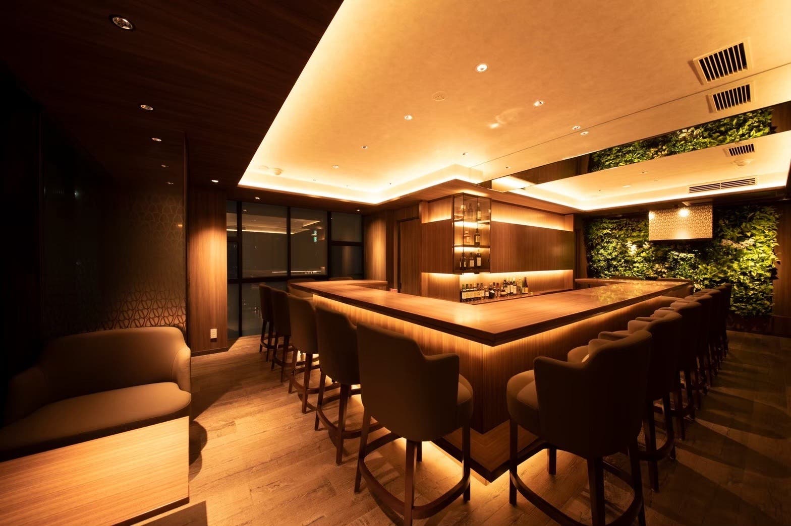 【Cafe & Bar Cocon】映える壁面緑化がある銀座のBa...