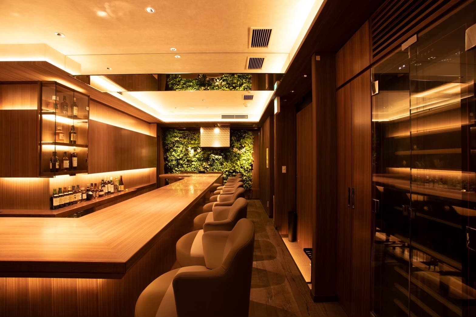 【Cafe & Bar Cocon】映える生花の壁面緑化がある銀座...