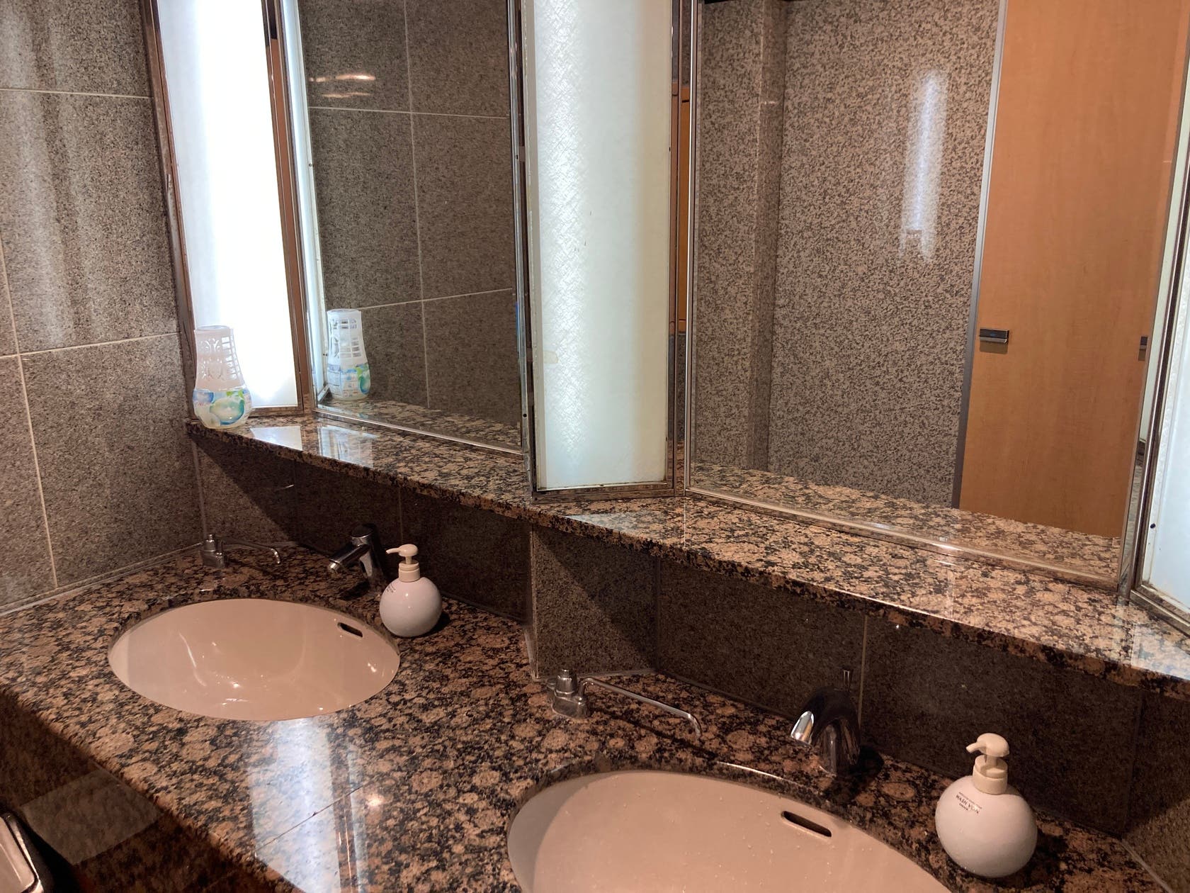 御堂筋沿い🚎新大阪・西中島南方駅4分🌸施術ベッド3台+会議スペース📋完全個室レンタルサロン｜リラク・整体・ネイル💅ごみ捨て無料の写真22