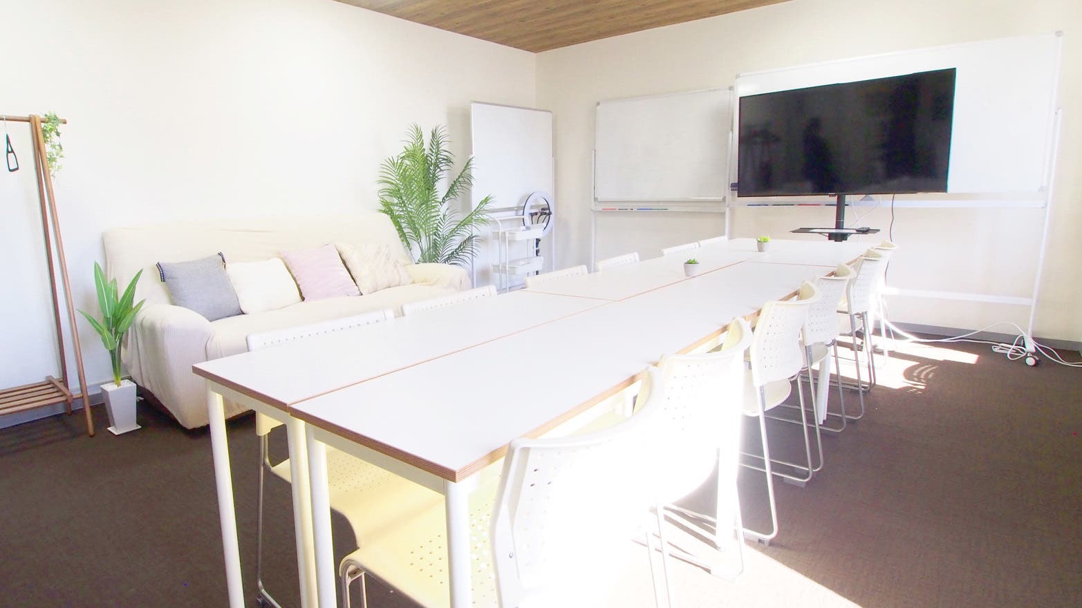 四ツ谷駅🚶‍♂️2分🍀最大20名可🍀 光WIFI/大モニター/ホワイトボード/施術ベッド備品全無料✨1日プラン有✨会議/ゲームの写真3