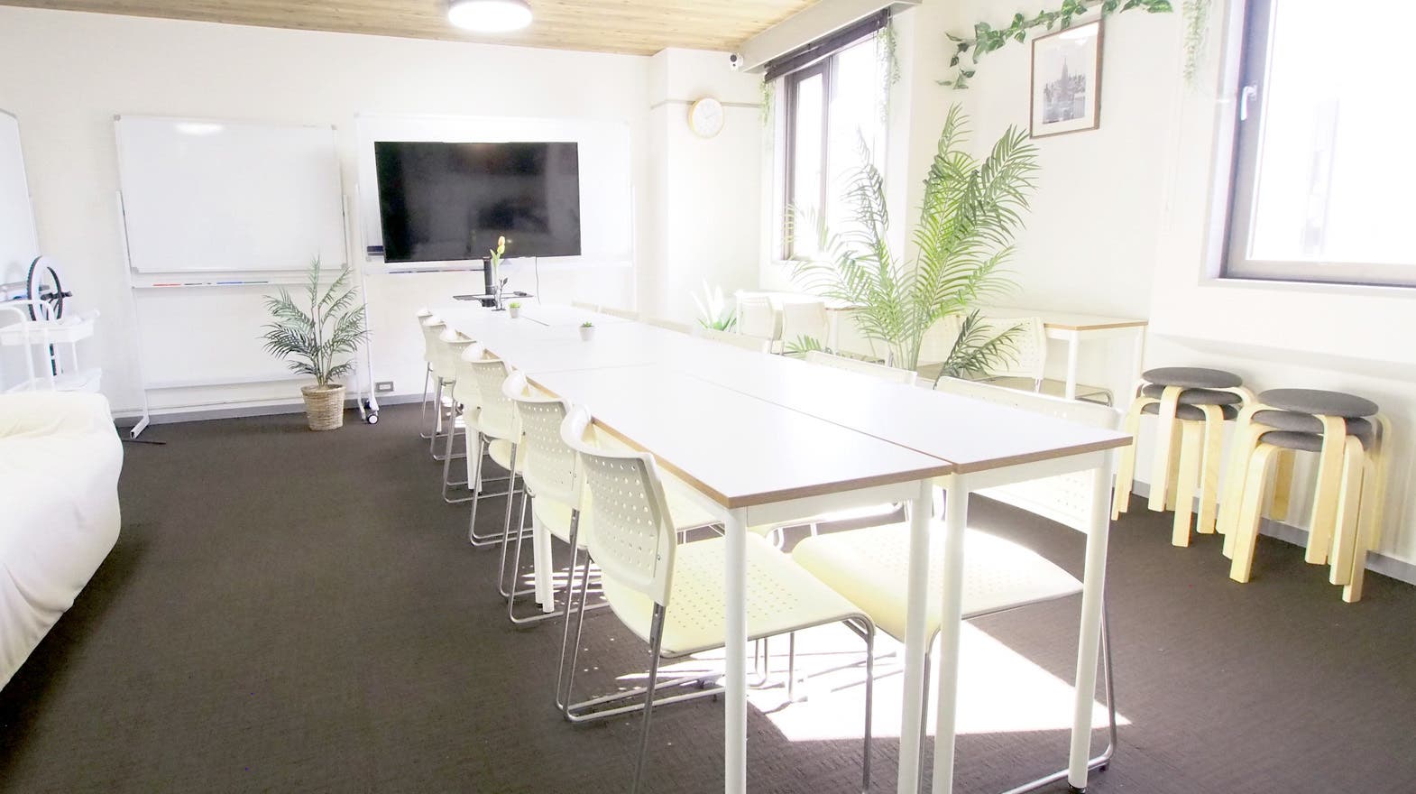 四ツ谷駅🚶‍♂️2分🍀最大20名可🍀 光WIFI/大モニター/ホワイトボード/施術ベッド備品全無料✨1日プラン有✨会議/ゲームの写真1