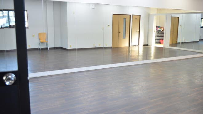 ダンス用鏡張りスタジオ・スピーカー・デッキ付きでアクティブレッスン向けの写真2