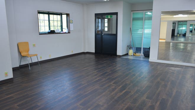 ダンス用鏡張りスタジオ・スピーカー・デッキ付きでアクティブレッスン向けの写真8