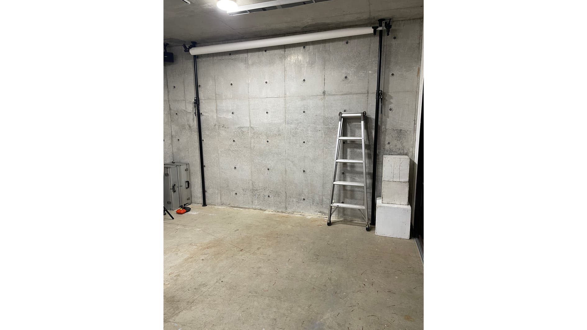 コンクリート壁のミニマルな撮影スタジオ | 恵比寿・広尾・渋谷・表参道駅利用可能 |の写真1