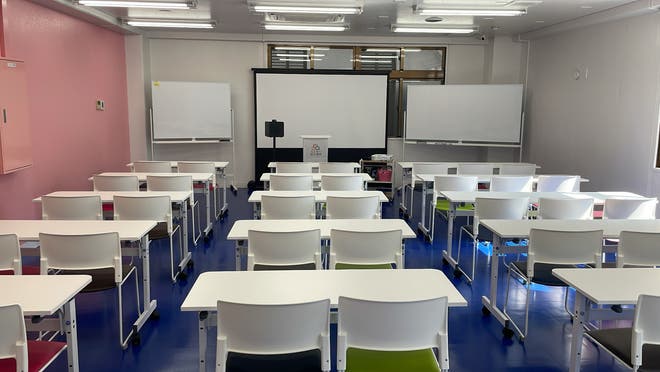 【旭橋駅徒歩3分】定員35+α名!プロジェクター含む備品・高速Wi-Fi無料!泉崎201会議室の写真1