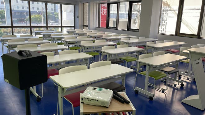 【旭橋駅徒歩3分】定員45+α名!プロジェクター含む備品・高速Wi-Fi無料!泉崎202会議室の写真1