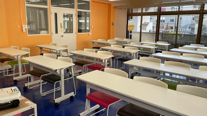 【旭橋駅徒歩3分】定員33+α名!プロジェクター含む備品・高速Wi-Fi無料!泉崎301会議室の写真1