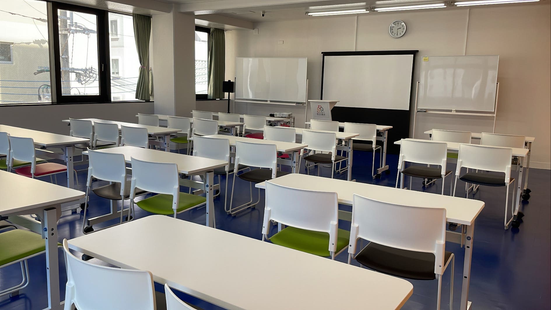 【旭橋駅徒歩3分】定員33+α名！プロジェクター含む備品・高速Wi-Fi無料！泉崎301会議室の写真8