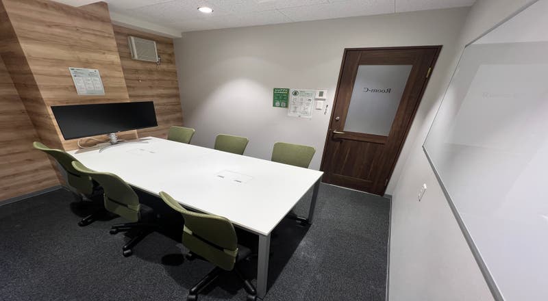 田町駅徒歩2分！モニター付完全個室の会議室！【RoomC（6名会議室）】