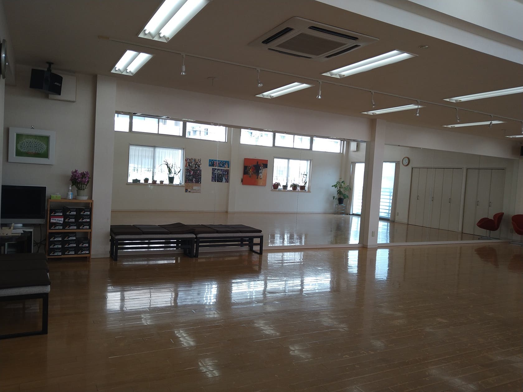 大元駅 徒歩10分/駐車場5台有/更衣室有。桜の床材、片面ミラーの明るく清潔な社交ダンススタジオの写真4