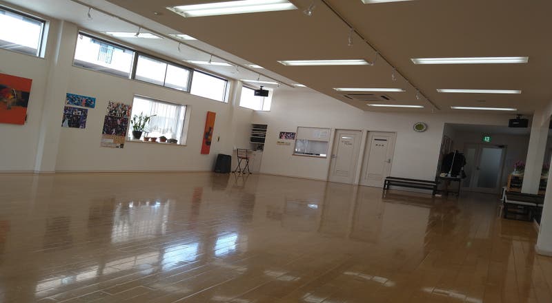 大元駅 徒歩10分/駐車場5台有/更衣室有。桜の床材、片面ミラーの明るく清潔な社交ダンススタジオ