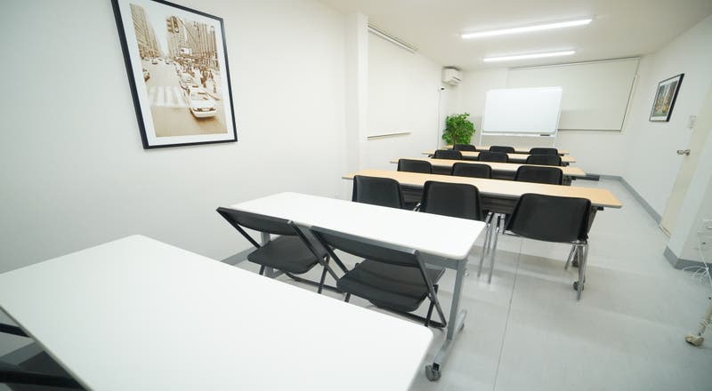 ＜ロード会議室＞本町駅4分・20名収容！光Wi-Fi📶プロジェクター無料🎥セミナー/会議/ワークショップ/ボードゲーム