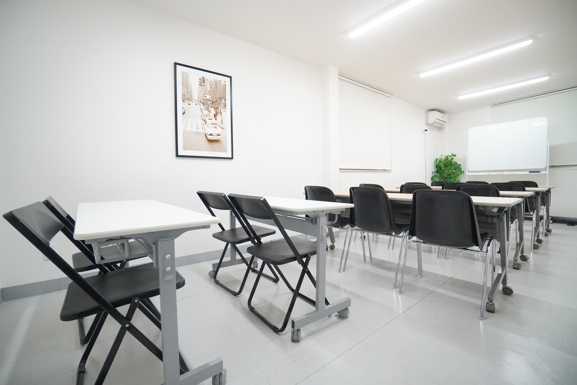 ＜ロード会議室＞本町駅4分・20名収容！光Wi-Fi📶プロジェクター無料🎥セミナー/会議/ワークショップ/ボードゲームの写真5