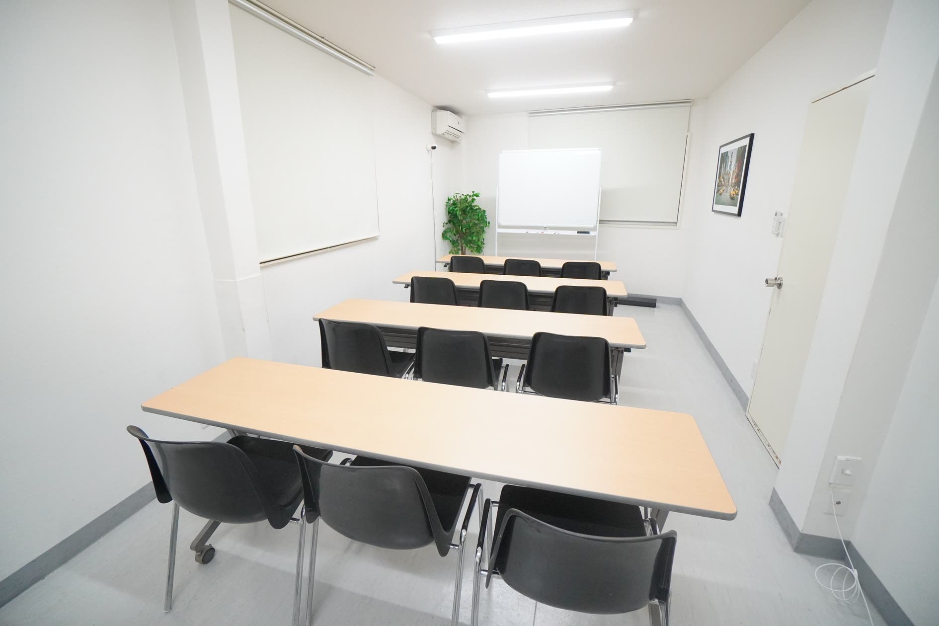 ＜ロード会議室＞本町駅4分・20名収容！光Wi-Fi📶プロジェクター無料🎥セミナー/会議/ワークショップ/ボードゲームの写真6