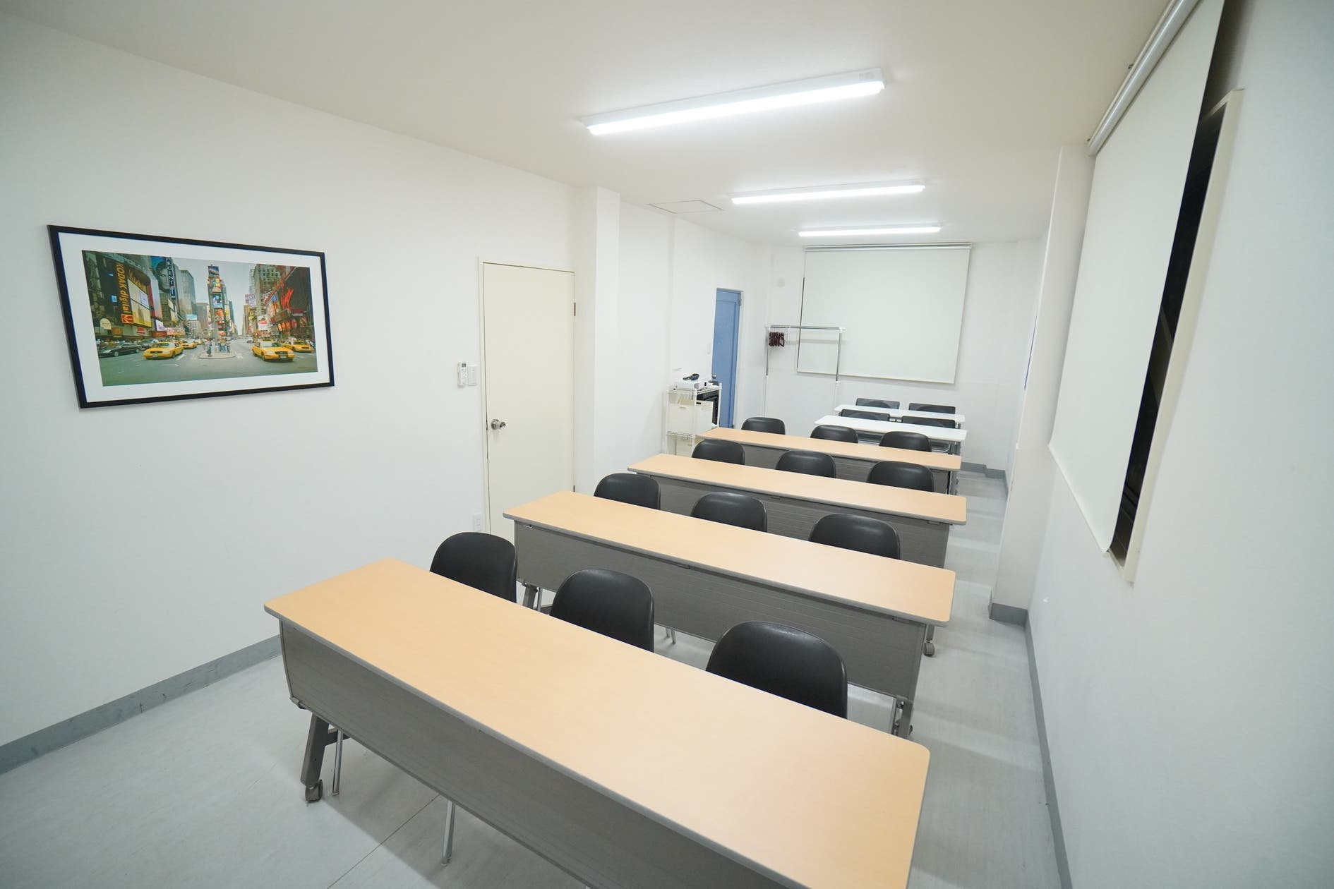 ＜ロード会議室＞本町駅4分・20名収容！光Wi-Fi📶プロジェクター無料🎥セミナー/会議/ワークショップ/ボードゲームの写真7