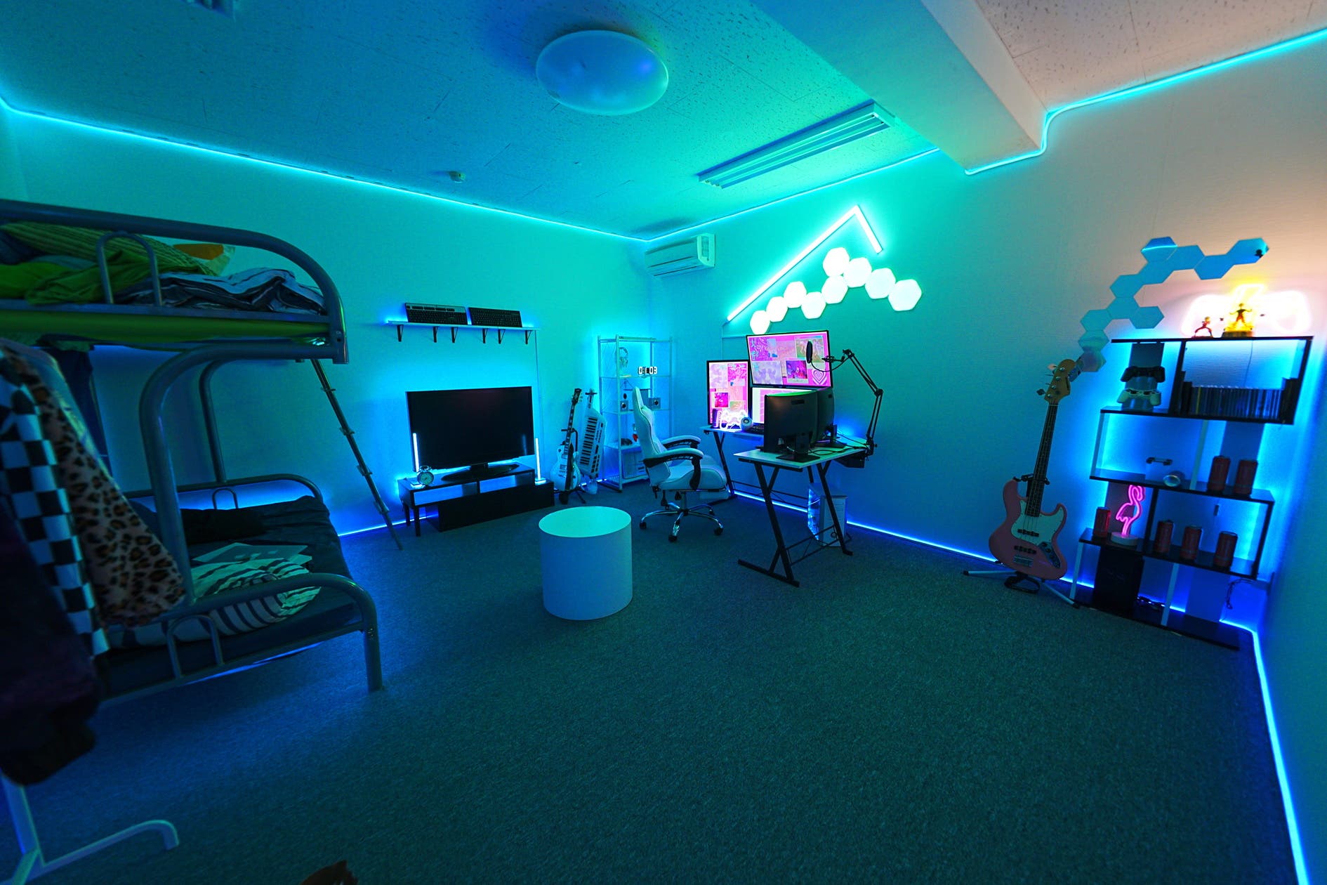 【ゲーミングルーム】in Booty東京　ネオンのあるゲーミングルームの写真4