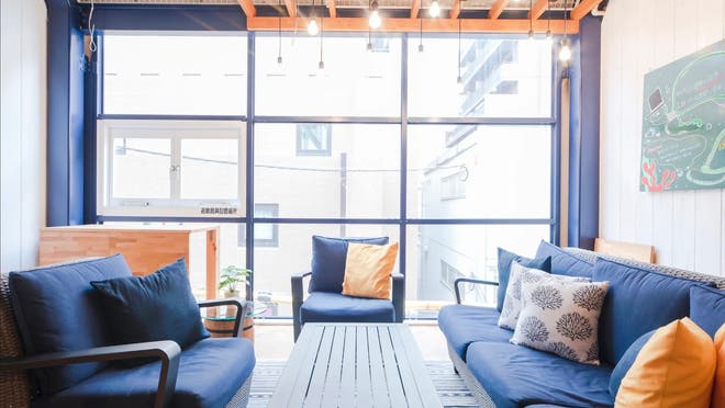 【西海岸風 心斎橋駅徒歩1分】10人〜30人向きのパーティ・セミナー・撮影などにぴったり!キッチン付きレンタルスペースの写真1