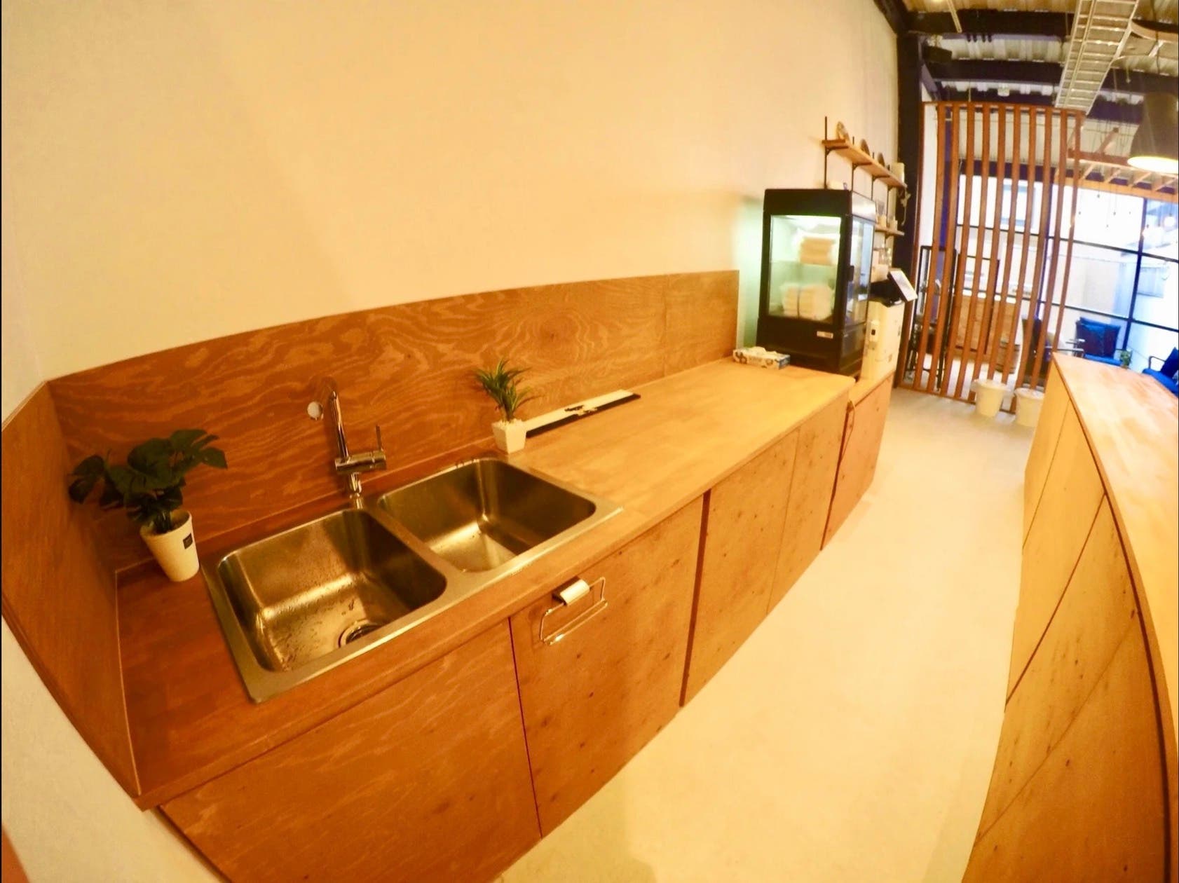 【西海岸風　心斎橋駅徒歩1分】10人〜30人向きのパーティ・セミナー・撮影などにぴったり！キッチン付きレンタルスペースの写真5