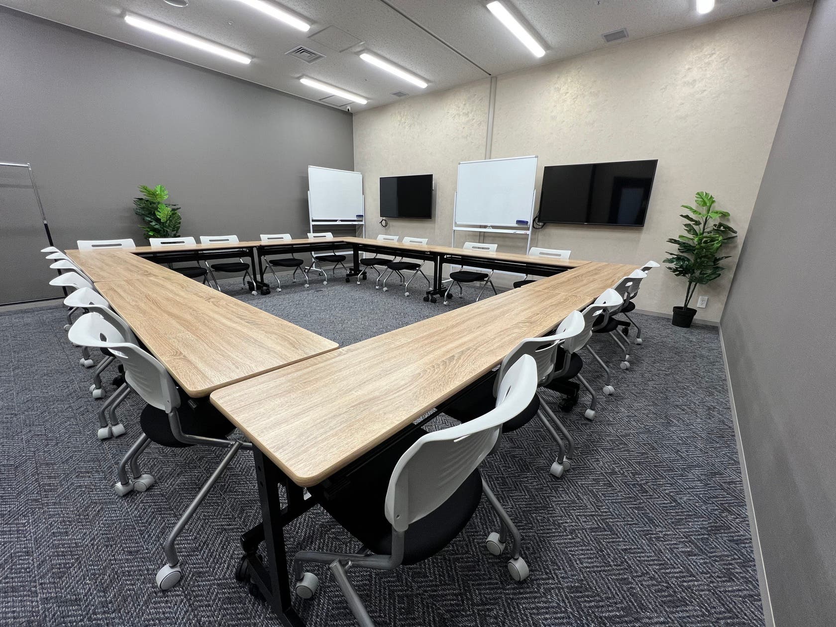 ＜小田急海老名貸し会議室B・C＞駅近新築大型オフィス内✨20名収容💺Wi-Fi📶モニター🖥会議/セミナー/研修の写真5