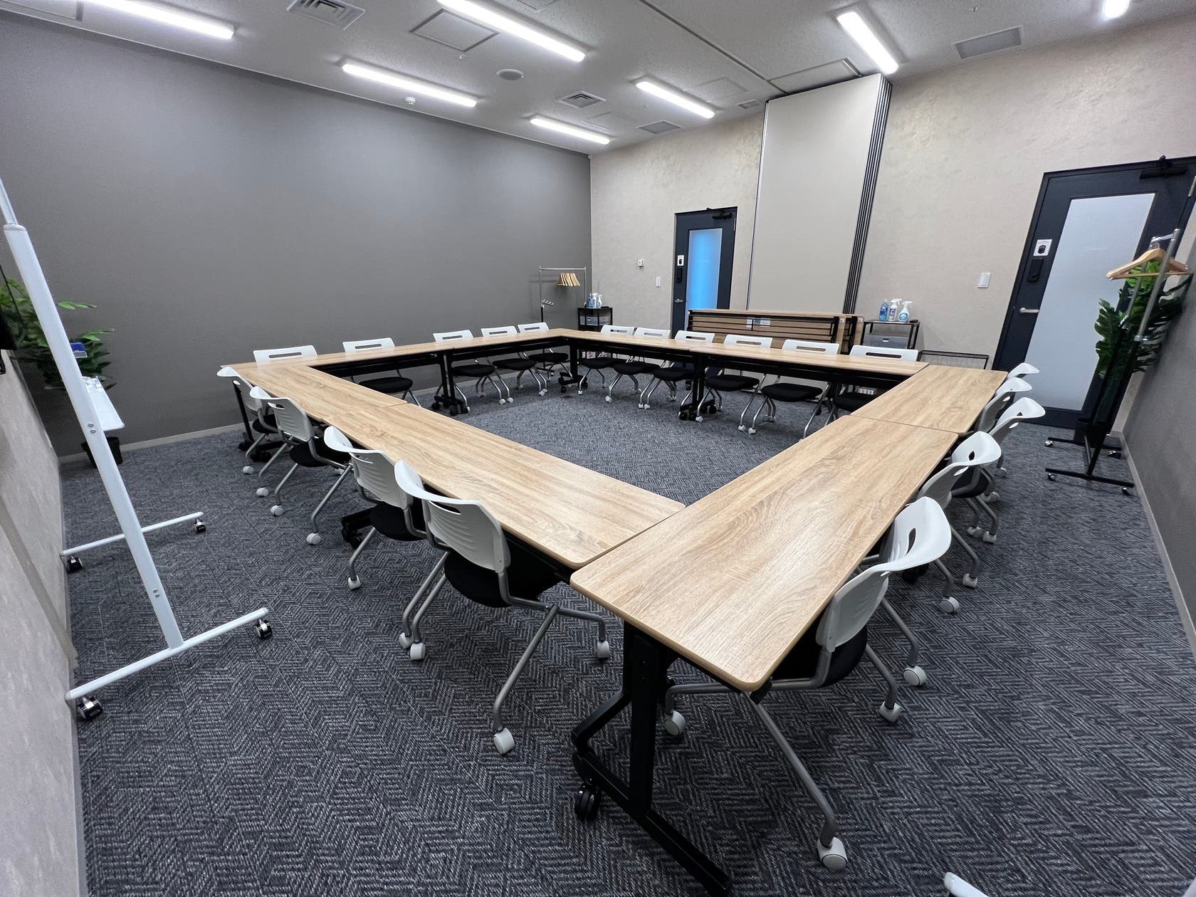 ＜小田急海老名貸し会議室B・C＞駅近新築大型オフィス内✨20名収容💺Wi-Fi📶モニター🖥会議/セミナー/研修の写真7