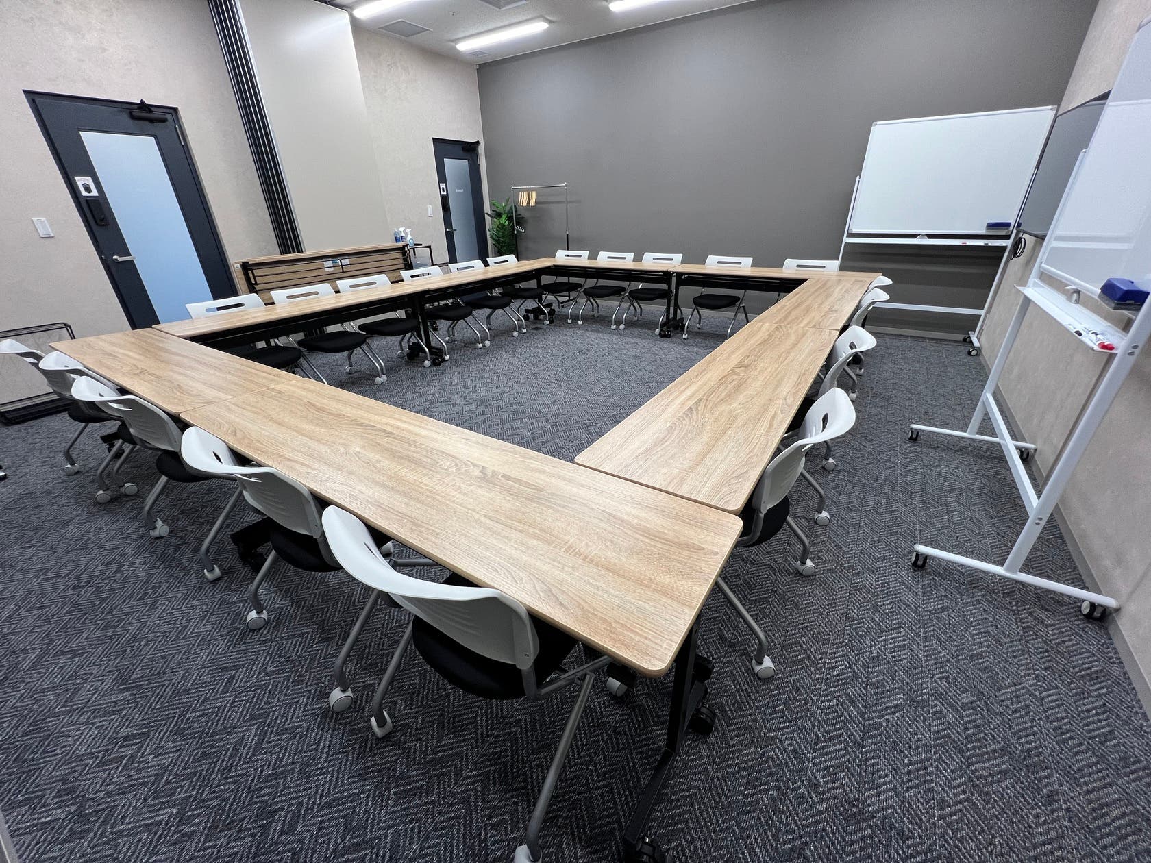 ＜小田急海老名貸し会議室B・C＞駅近新築大型オフィス内✨20名収容💺Wi-Fi📶モニター🖥会議/セミナー/研修の写真8