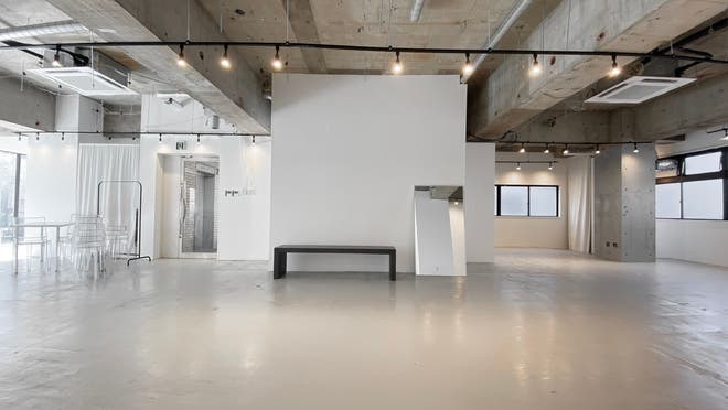 表参道駅徒歩1分、青山通り沿いの133㎡のギャラリースタジオの写真1