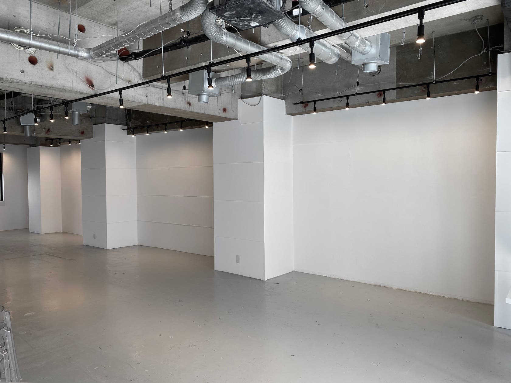 表参道駅徒歩1分、青山通り沿いの133㎡のギャラリースタジオの写真5