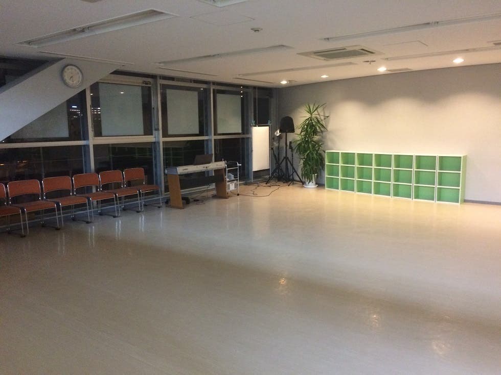 最大１５名。大阪市西区【弁天町・西九条】の大きくて綺麗なスタジオスマイルの写真1