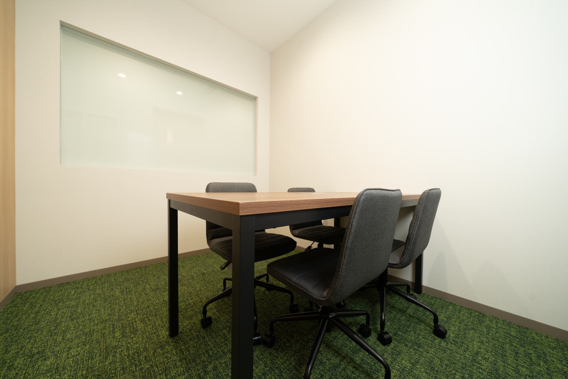 【北山田駅近】4Kモニター付き完全個室の6名会議室（201）※6名だと少し狭いかもですの写真4