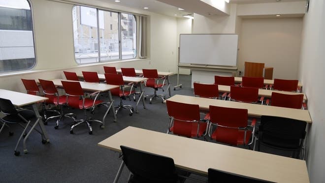 【関内】赤い椅子が素敵な多目的レンタルスペース/306号室の写真1