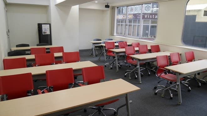 【関内】赤い椅子が素敵な多目的レンタルスペース/306号室の写真3