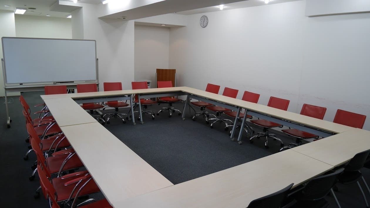 【関内】赤い椅子が素敵な多目的レンタルスペース/306号室の写真5