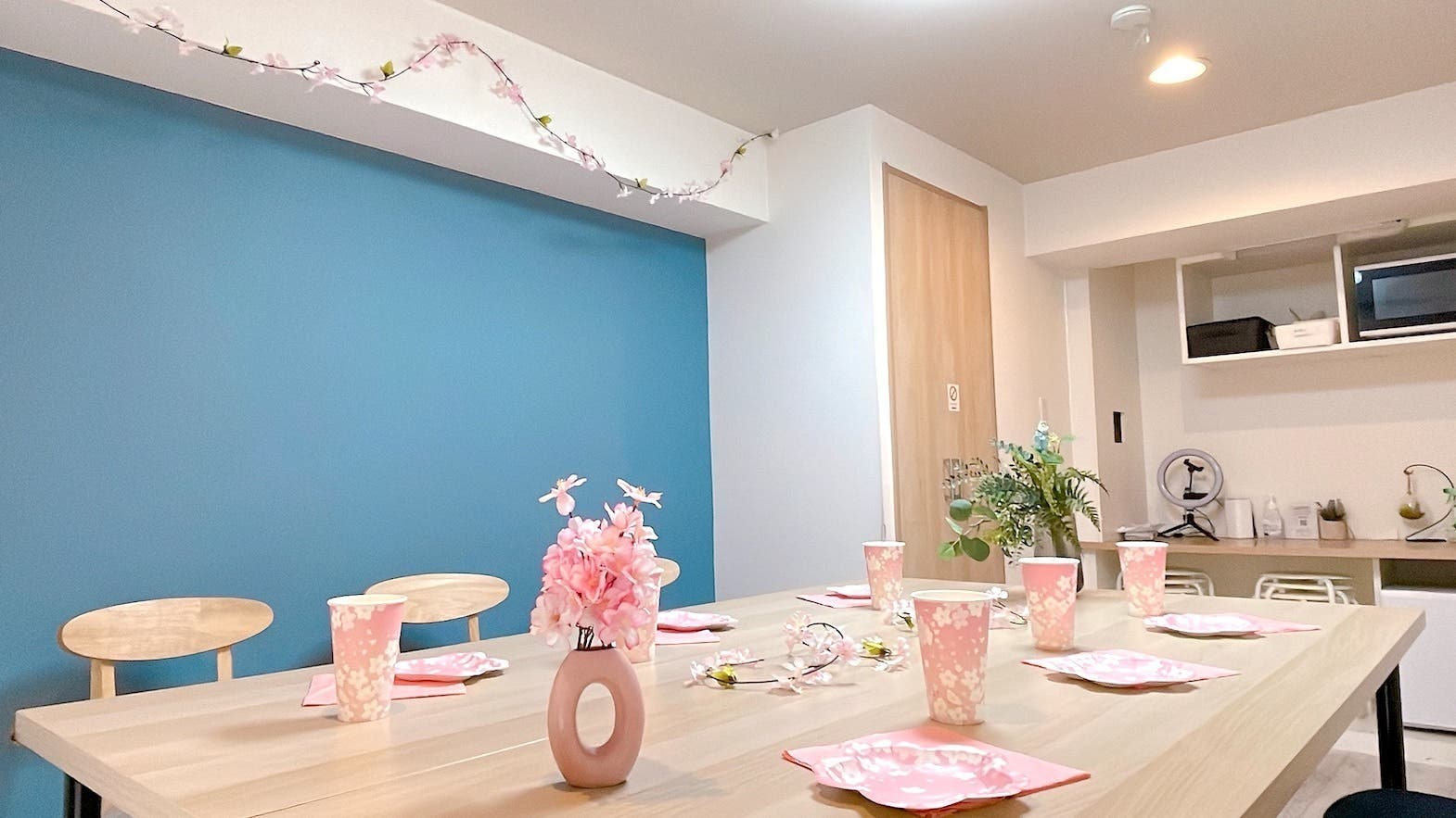 🎊超好立地🎊｜新宿駅1分・新宿三丁目駅1分❗｜地デジTV📺｜プロジェクター🎥｜💪大きい机｜WiFi⚡｜24h｜ボードゲーム会場🎲の写真5