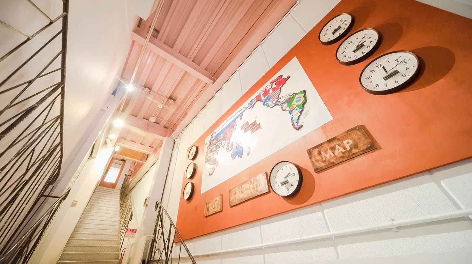 【西海岸風　心斎橋駅徒歩1分】10人〜30人向きのパーティ・セミナー・撮影などにぴったり！キッチン付きレンタルスペースの写真10