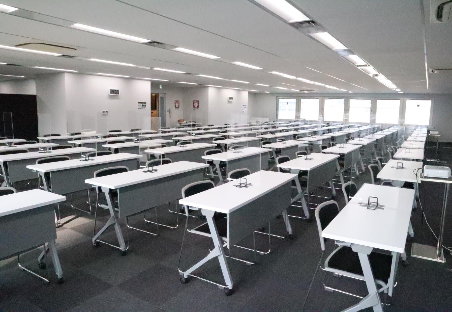 九段下研修ルーム【九段下駅1分】セミナー形式136名着席可の大型会議室の写真1