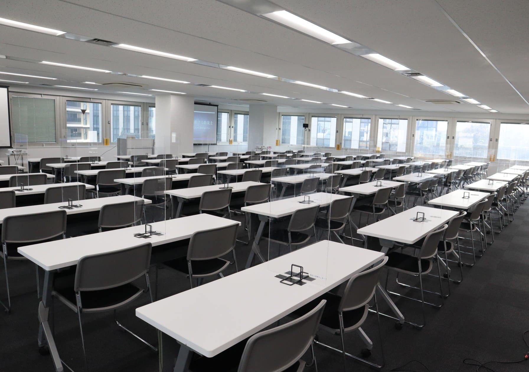 九段下研修ルーム【九段下駅1分】セミナー形式136名着席可の大型会議室の写真4