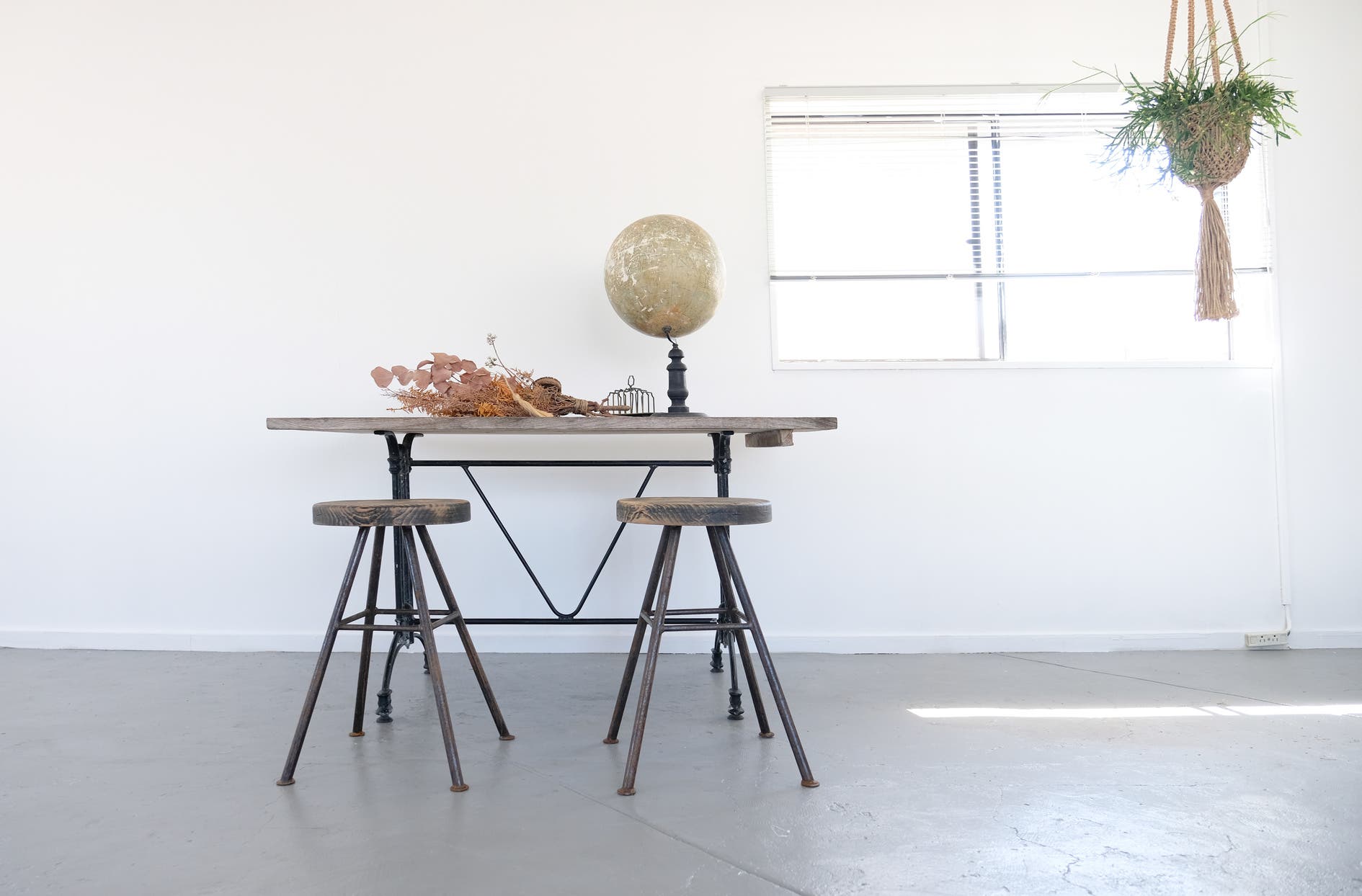 🍀🍀🍀【東急東横線の都立大駅から徒歩1分】自然光の入るスペース、桜並木横の好立地スタジオスペースの写真1