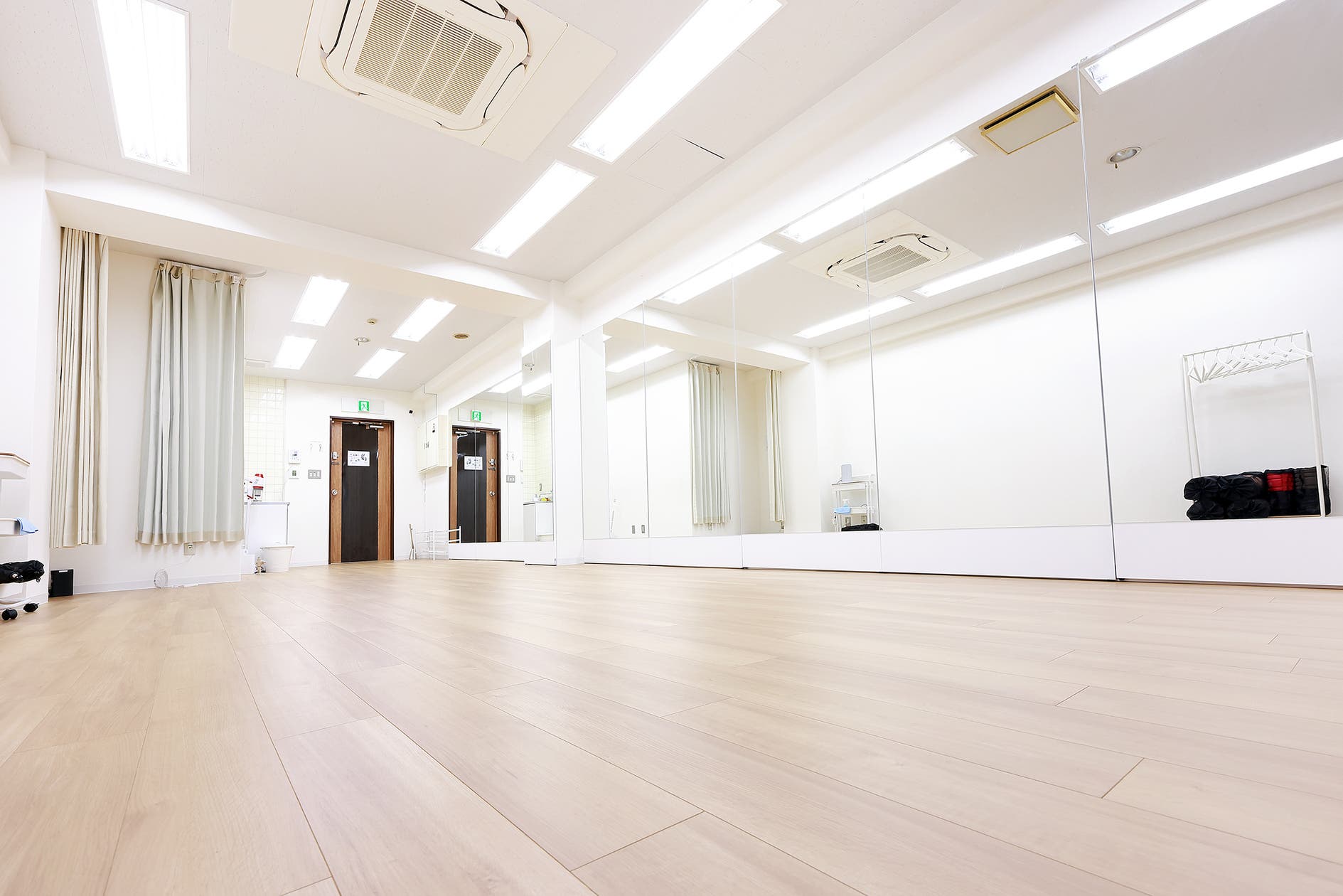 ＜東京メトロ赤坂見附駅１分＞ダンスができるレンタルスタジオ/幅7.7m高さ2.0の鏡付き/グループ・個人練習に最適　赤坂店の写真4