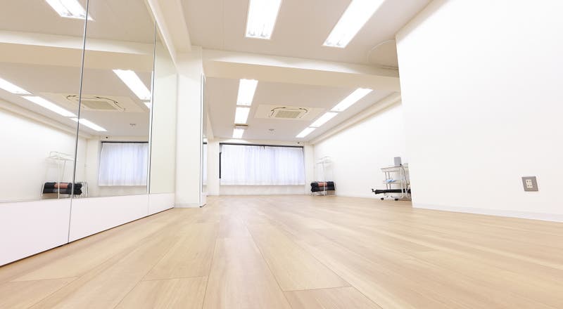 ＜東京メトロ赤坂見附駅１分＞ダンスができるレンタルスタジオ/幅7.7m高さ2.0の鏡付き/グループ・個人練習に最適　赤坂店