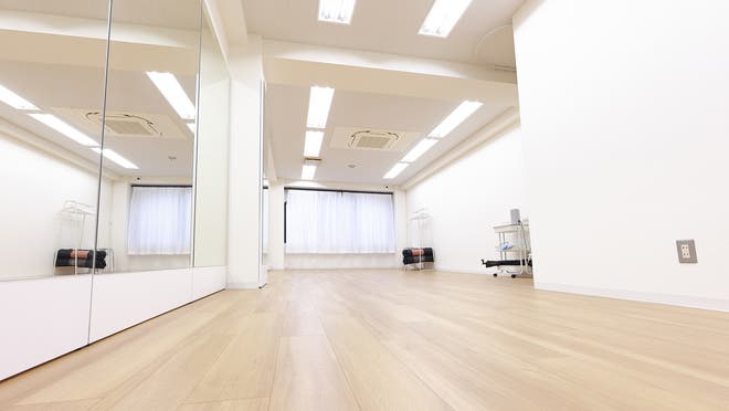 <東京メトロ赤坂見附駅1分>ダンスができるレンタルスタジオ/幅7.7m高さ2.0の鏡付き/グループ・個人練習に最適 赤坂店の写真1