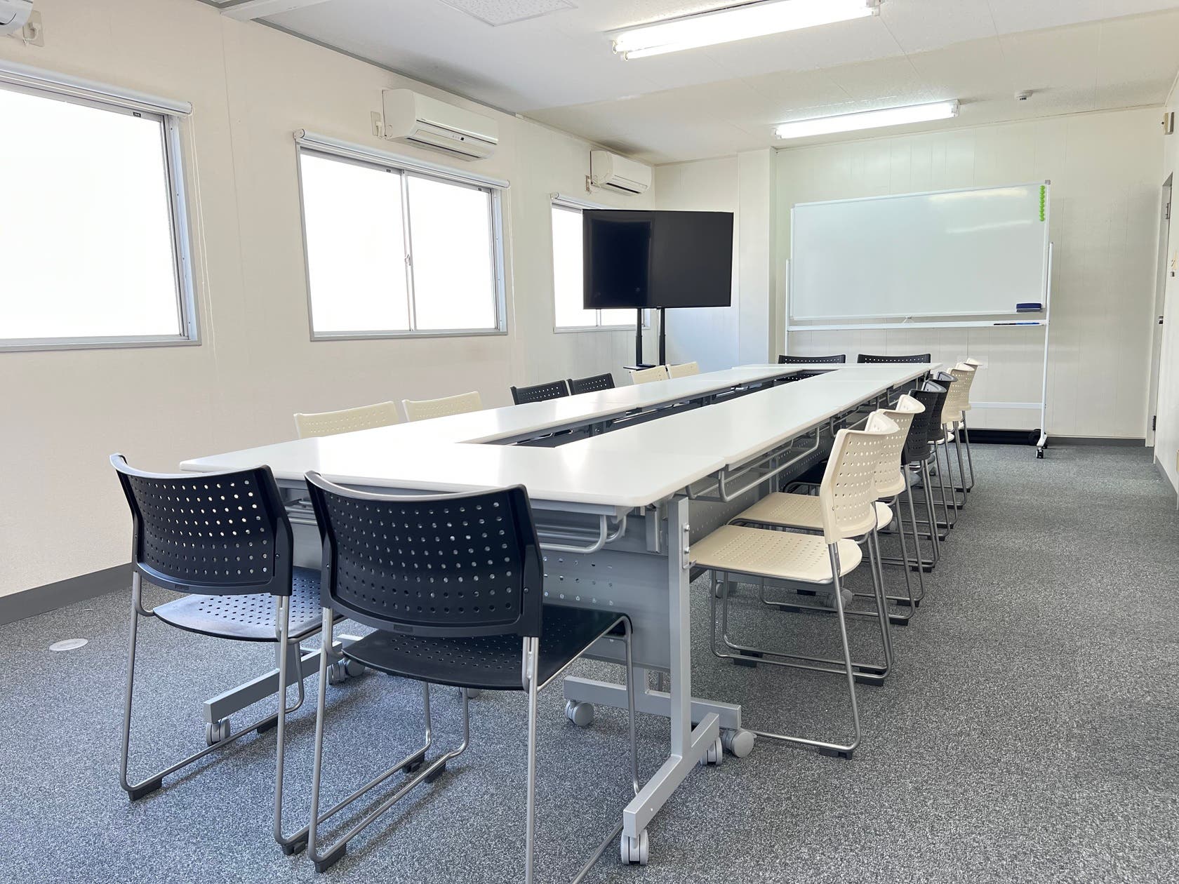 🎯心斎橋徒歩1分🎯【インボイス対応で経費も安心】🌈追加料金不要🌈エアコン4台🌈30人収容🌈◆お気軽会議室心斎橋sea◆の写真1