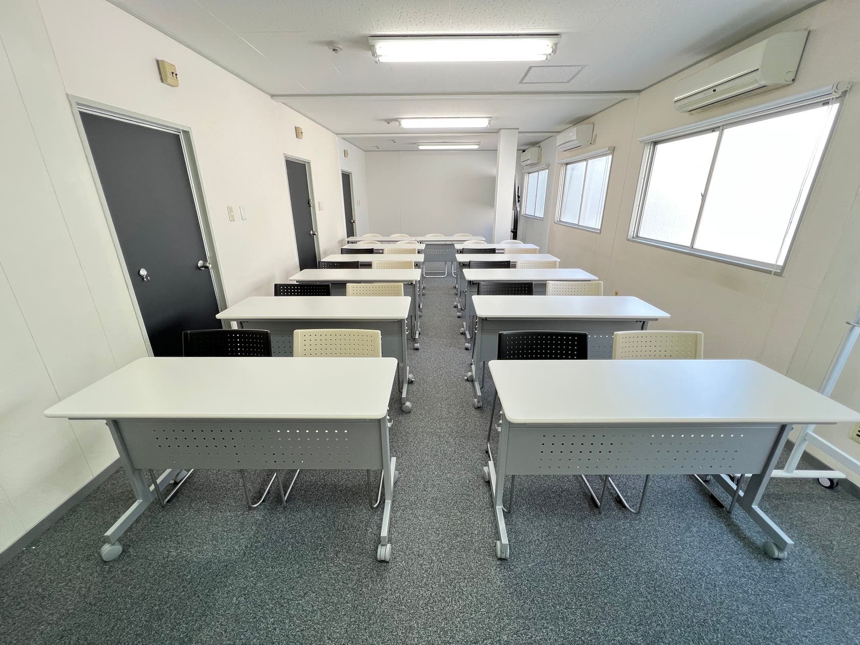 🎯心斎橋徒歩1分🎯【インボイス対応で経費も安心】🌈追加料金不要🌈エアコン4台🌈30人収容🌈◆お気軽会議室心斎橋sea◆の写真2