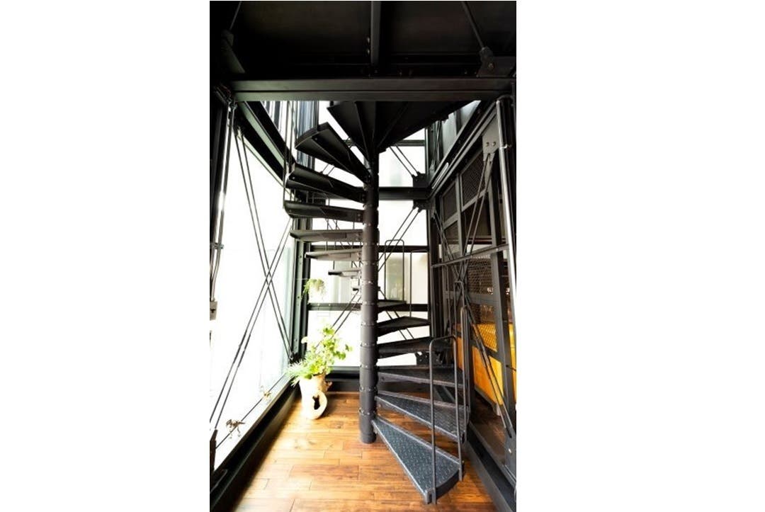 ✨大阪✨圧倒的な存在感✨吹き抜け空間が魅力✨ガレージハウス✨ガラス張り✨車・バイクの撮影等✨かっこいい✨ロフト有りの写真5