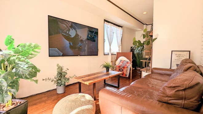 名駅2分《直前割》30%off❗️Netflixが見れるオシャレ部屋✨/デートスポット/無料Coffee bar/65📺💿撮影の写真1